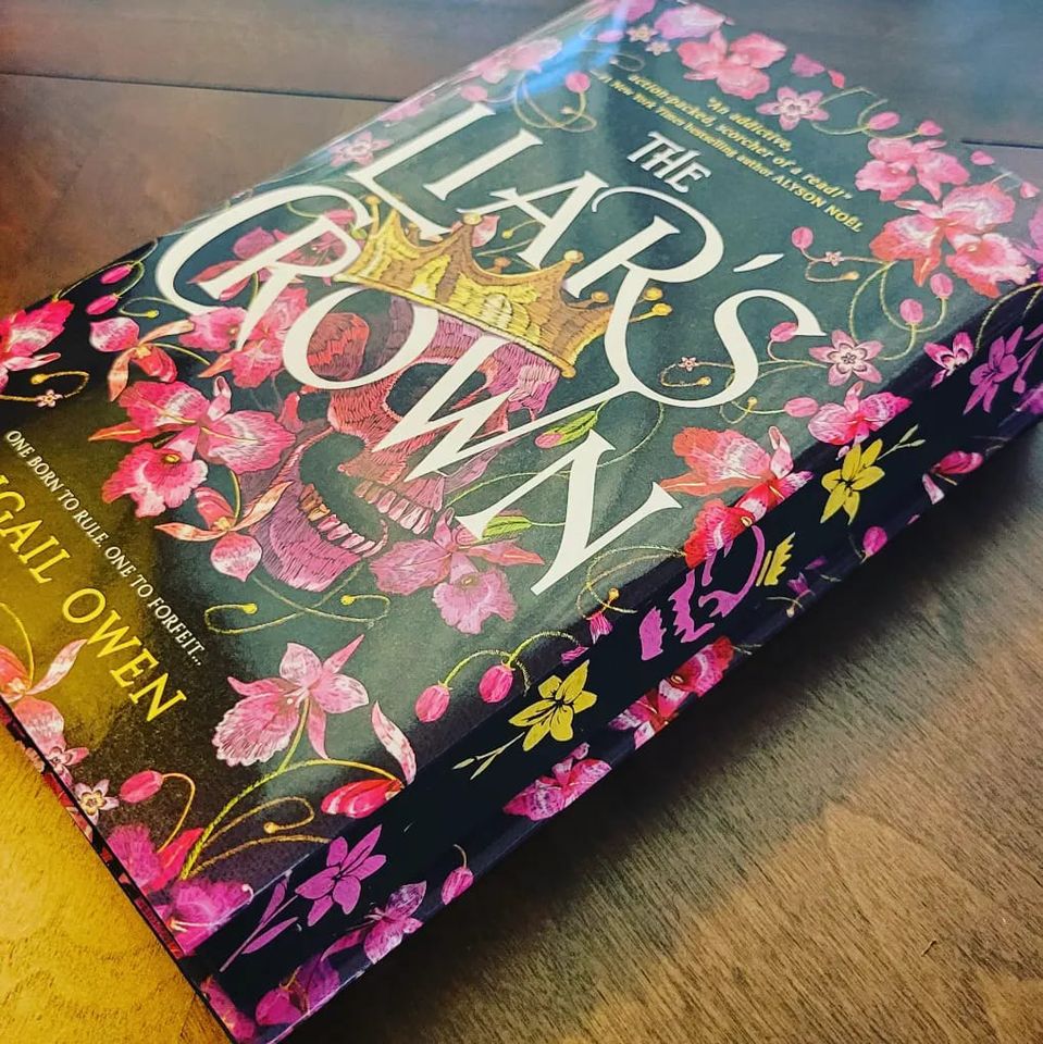 Stenciled Pages | The Liar’s Crown – Author Abigail Owen